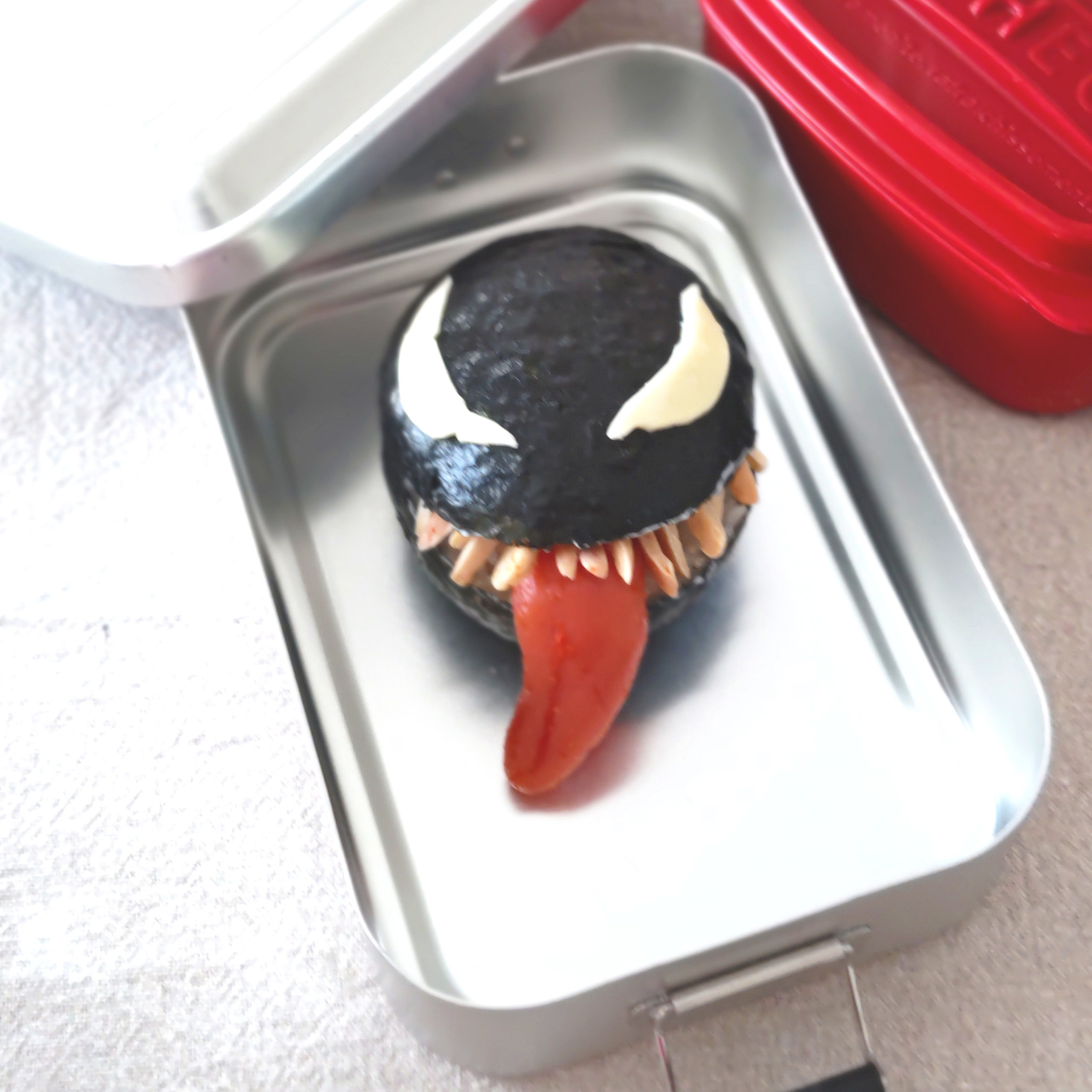 圧倒的な舌感。これを表現したくてヴェノムむすび作りました » nancychannel