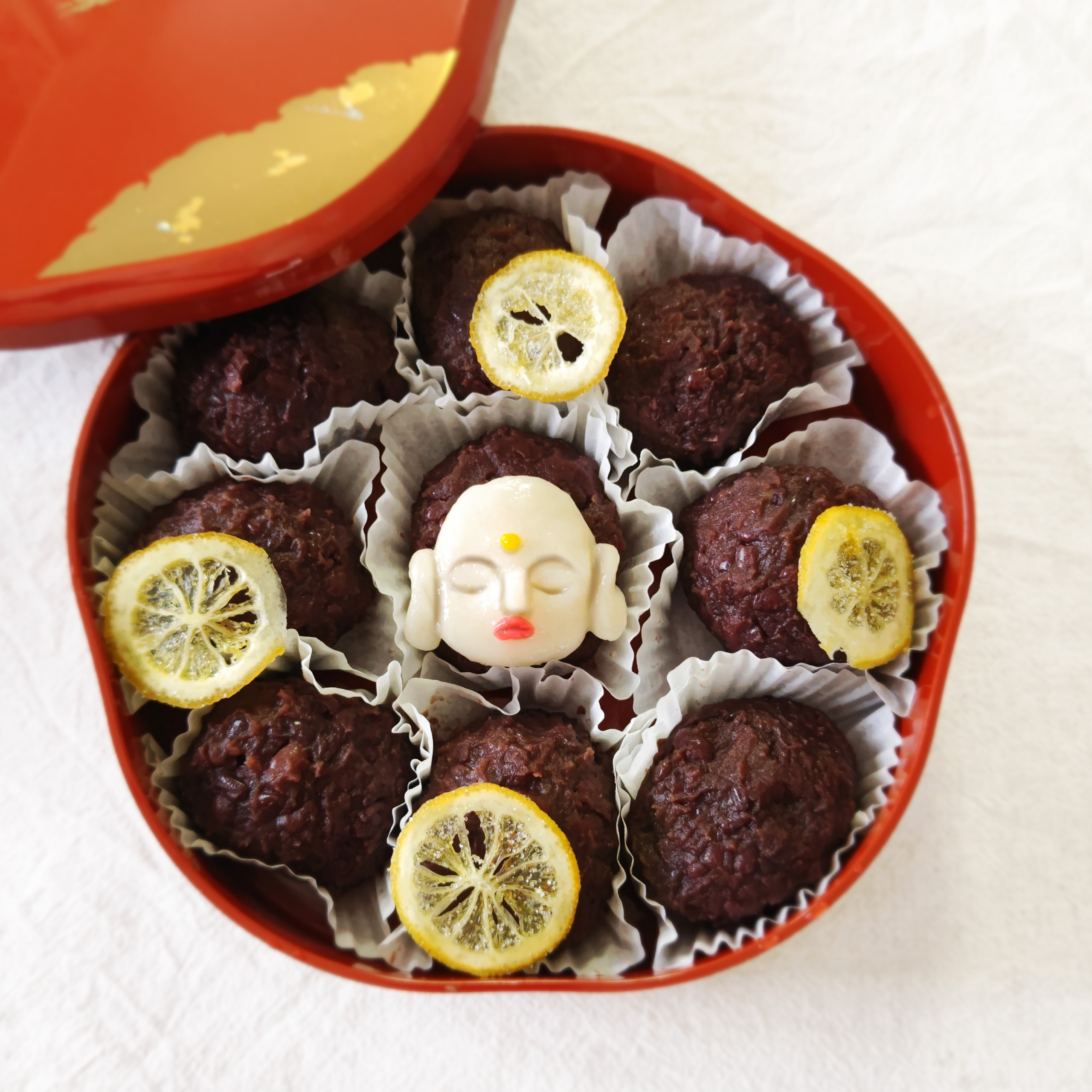 小豆を煮て、蜜につけ、練り上げて作ったあんこで大仏おはぎ » nancychannel