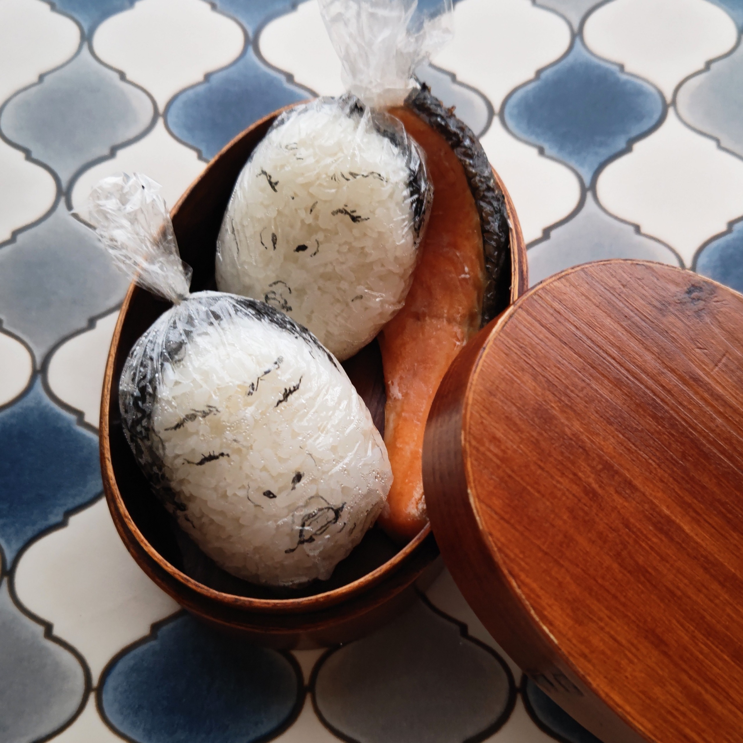 今日はストッキング被り顔むすび弁当。久しぶりに弁当をアップしたらコレだよ! » nancychannel